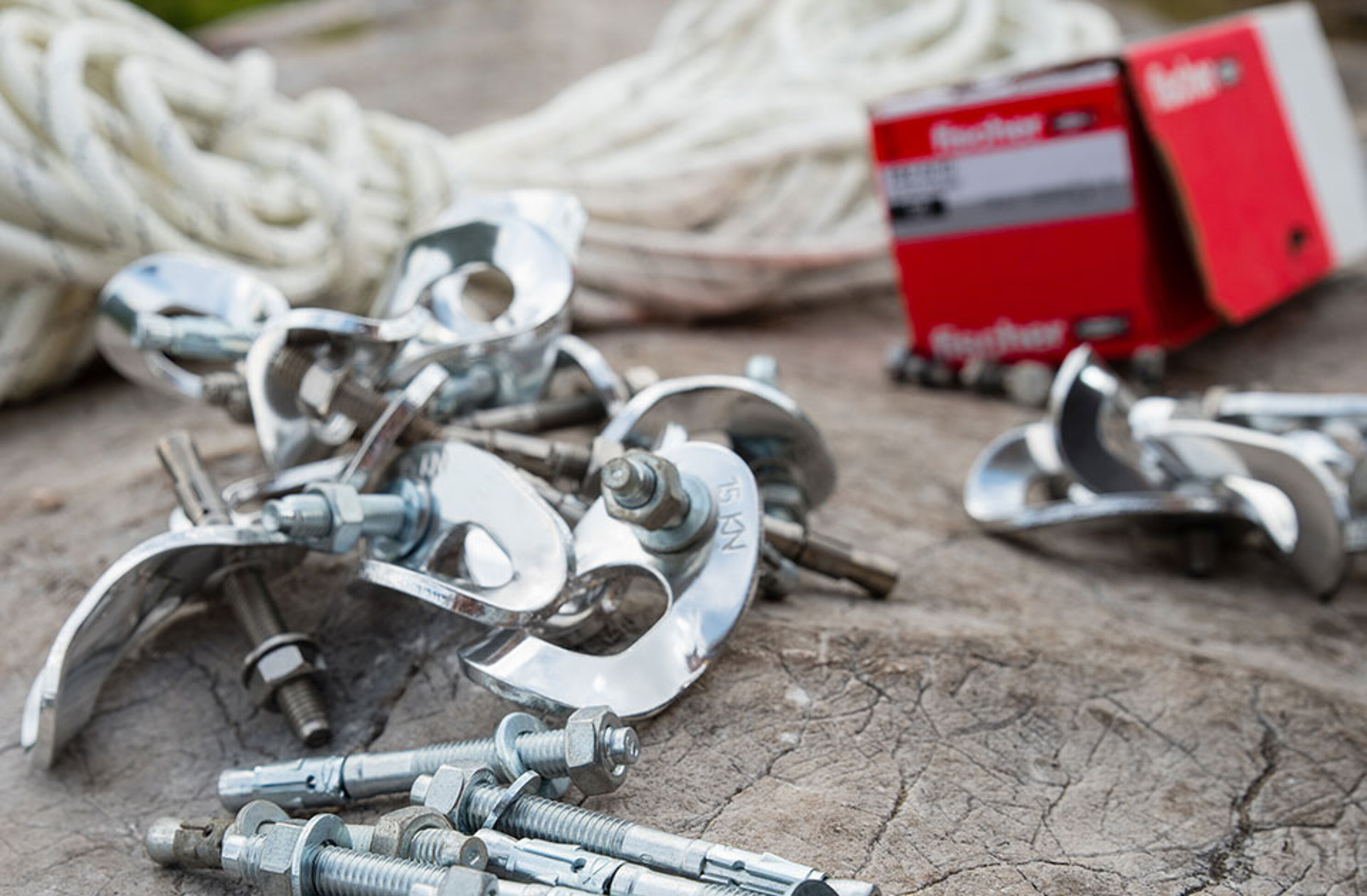 Secure hold in the abyss: When everything hangs on one anchor