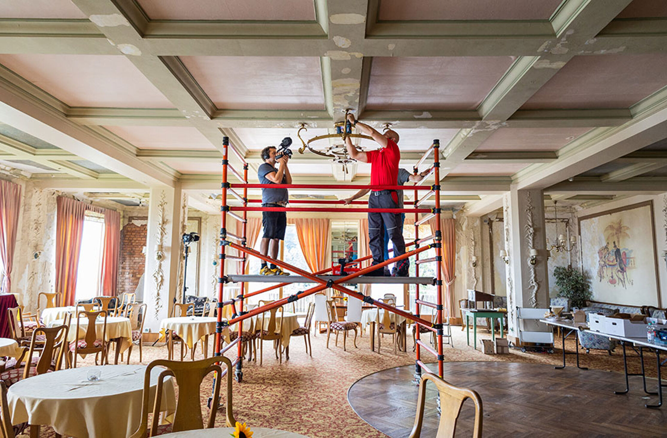 Firm hold for 100-year-old chandelier