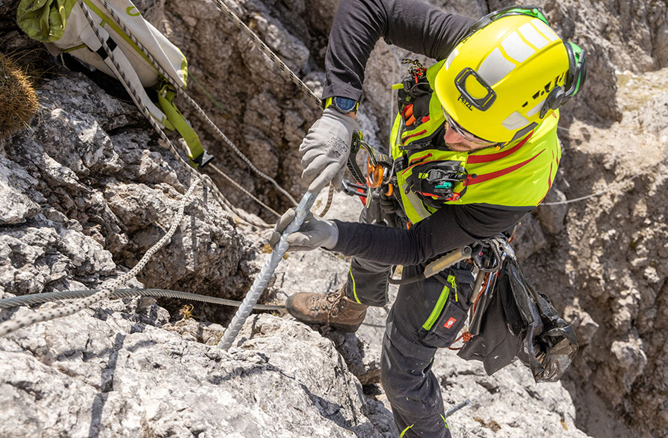Fixed anchor above the Alpine abyss - fischer international